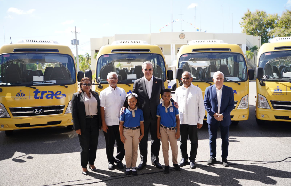 Presidente Luis Abinader pone en funcionamiento el Transporte ...